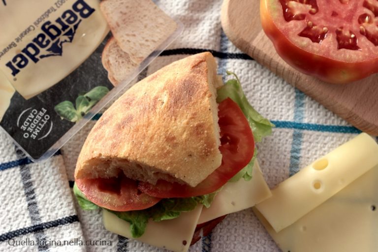 Focaccia dolce con more e mandorle | Quella lucina nella cucina